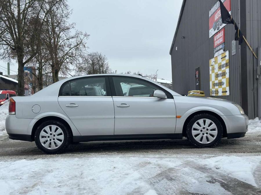 Grey Opel Vectra 2003 in Siauliai, with an engine capacity of 2.17 L and mileage of 270 thousand km for 1450 €, photo 8 on AUTOMOTO.COM.LV