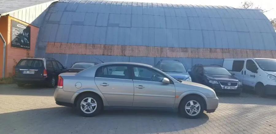 Grey Opel Vectra 2003 in Valmiera, with an engine capacity of 2.20 L and mileage of 347 thousand km for 1150 €, photo 3 on AUTOMOTO.COM.LV