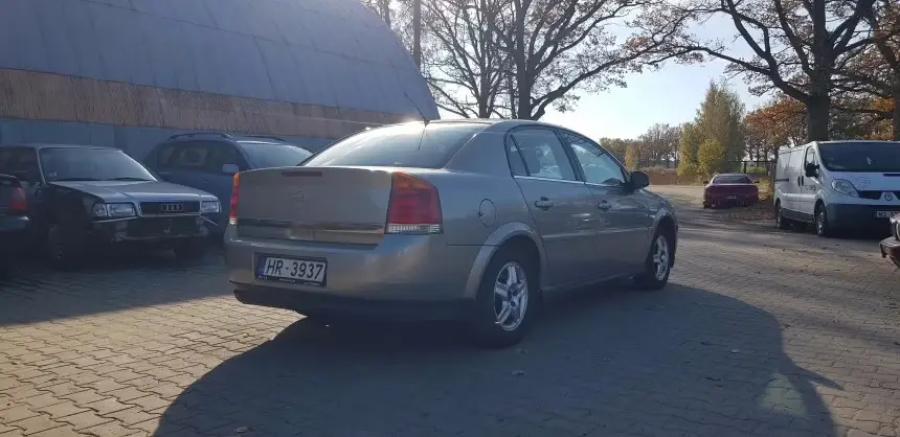 Grey Opel Vectra 2003 in Valmiera, with an engine capacity of 2.20 L and mileage of 347 thousand km for 1150 €, photo 4 on AUTOMOTO.COM.LV