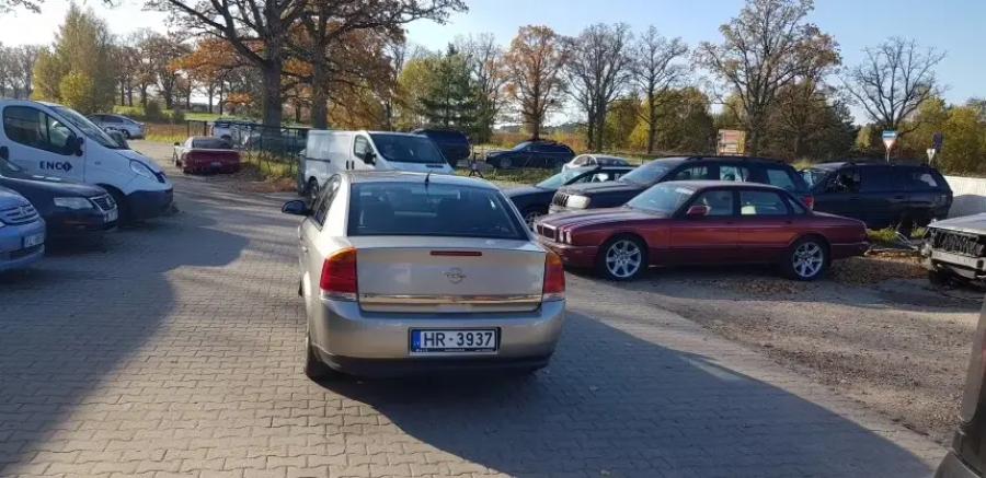 Grey Opel Vectra 2003 in Valmiera, with an engine capacity of 2.20 L and mileage of 347 thousand km for 1150 €, photo 5 on AUTOMOTO.COM.LV