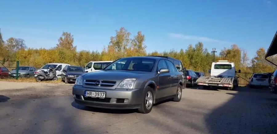 Grey Opel Vectra 2003 in Valmiera, with an engine capacity of 2.20 L and mileage of 347 thousand km for 1150 €, photo 8 on AUTOMOTO.COM.LV