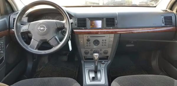 Grey Opel Vectra 2003 in Valmiera, with an engine capacity of 2.20 L and mileage of 347 thousand km for 1150 €, photo 9 on AUTOMOTO.COM.LV