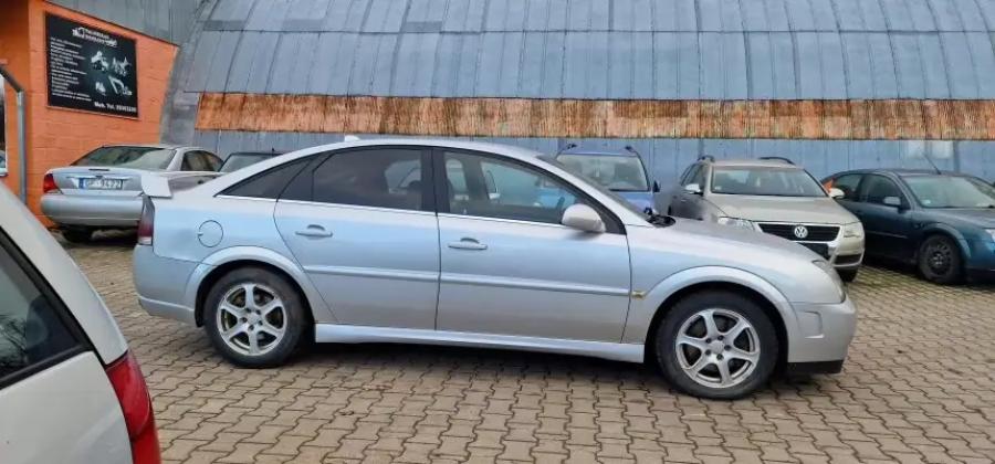 Grey Opel Vectra 2003 in Valmiera, with an engine capacity of 3.00 L and mileage of 435 thousand km for 1250 €, photo 3 on AUTOMOTO.COM.LV