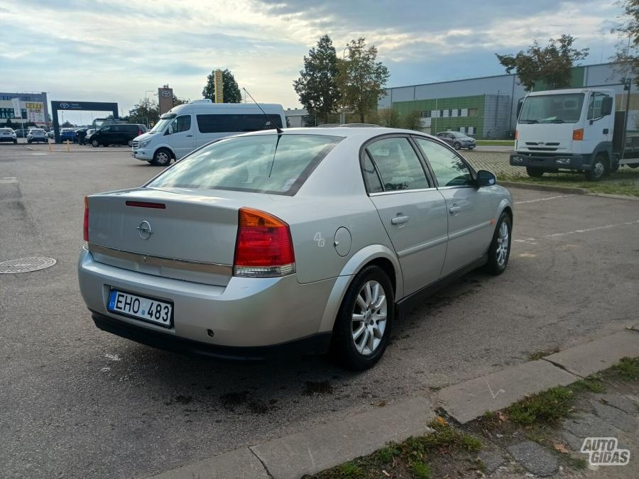 Grey Opel Vectra 2003 in Siauliai, with an engine capacity of 2.20 L and mileage of 225 thousand km for 850 €, photo 4 on AUTOMOTO.COM.LV