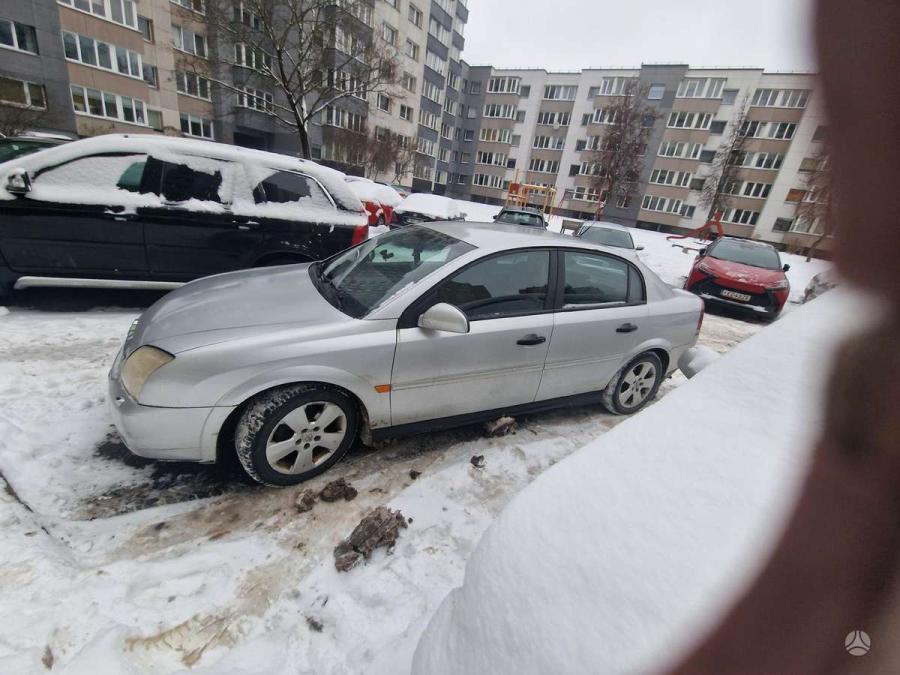Grey Opel Vectra 2004 in Vilnius, with an engine capacity of 1.99 L and mileage of 252 thousand km for 600 €, photo 2 on AUTOMOTO.COM.LV