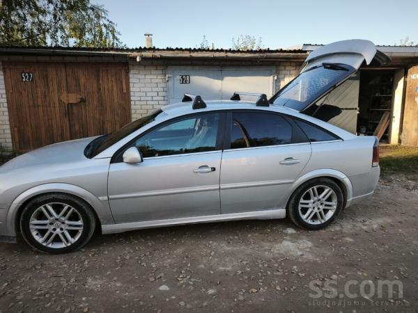 Opel Vectra 2004 in Riga on AUTOMOTO.COM.LV Grey Opel Vectra 2004 in Riga, with an engine capacity of 2.20 L and mileage of 299 thousand km for 1250 €, photo 4 on AUTOMOTO.COM.LV
