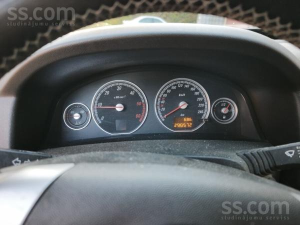 Opel Vectra 2004 in Riga on AUTOMOTO.COM.LV Grey Opel Vectra 2004 in Riga, with an engine capacity of 2.20 L and mileage of 299 thousand km for 1250 €, photo 6 on AUTOMOTO.COM.LV