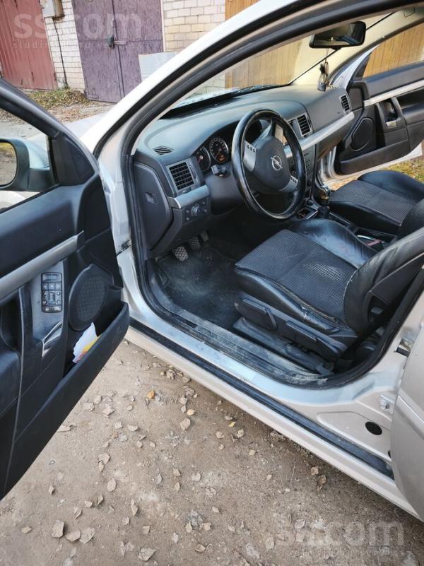 Opel Vectra 2004 in Riga on AUTOMOTO.COM.LV Grey Opel Vectra 2004 in Riga, with an engine capacity of 2.20 L and mileage of 299 thousand km for 1250 €, photo 7 on AUTOMOTO.COM.LV