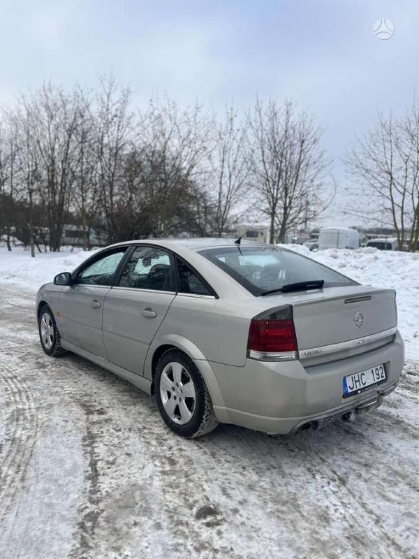 Grey Opel Vectra 2005 in Kaunas, with an engine capacity of 1.91 L and mileage of 360 thousand km for 999 €, photo 2 on AUTOMOTO.COM.LV