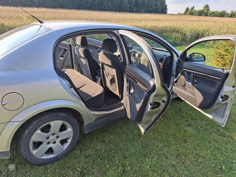 Grey Opel Vectra 2005 in Kaunas, with an engine capacity of 1.80 L and mileage of 166 thousand km for 1400 €, photo 5 on AUTOMOTO.COM.LV
