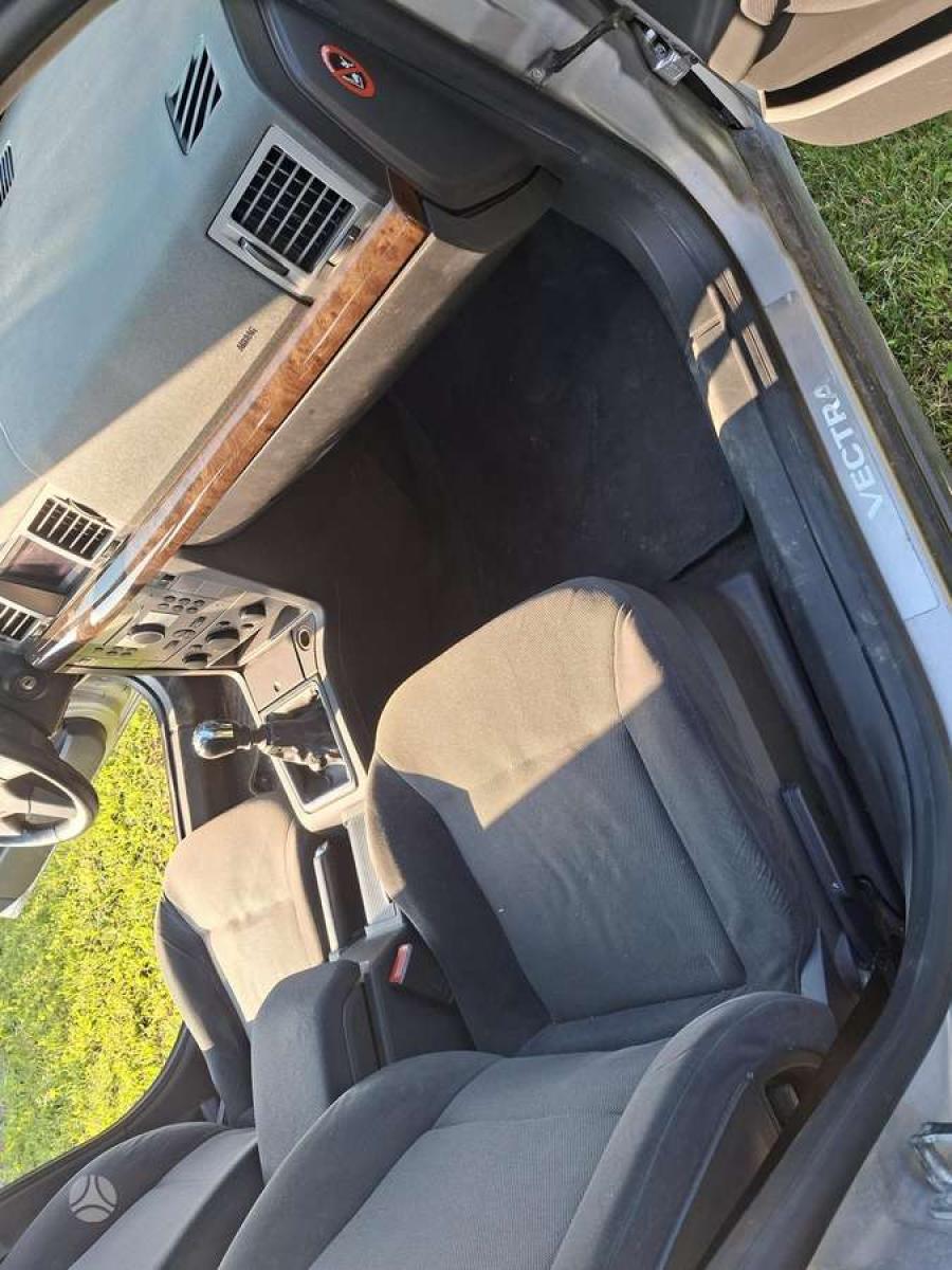 Grey Opel Vectra 2005 in Kaunas, with an engine capacity of 1.80 L and mileage of 166 thousand km for 1400 €, photo 8 on AUTOMOTO.COM.LV