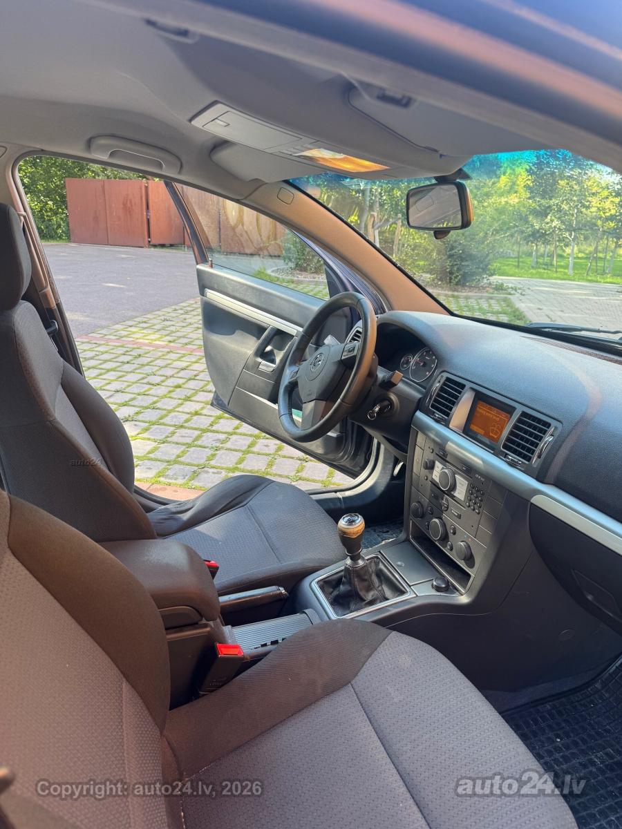 Grey Opel Vectra 2007 in Tallinn, with an engine capacity of 1.90 L and mileage of 0 thousand km for 1599 €, photo 10 on AUTOMOTO.COM.LV