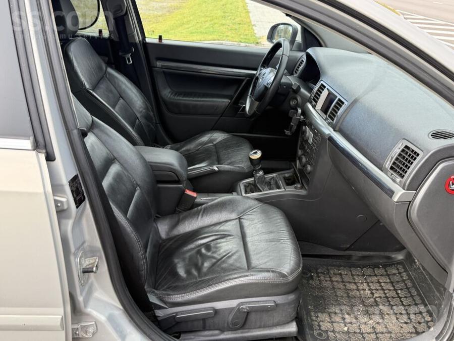 Grey Opel Vectra 2007 in Liepaja, with an engine capacity of 1.90 L and mileage of 305 thousand km for 1050 €, photo 12 on AUTOMOTO.COM.LV