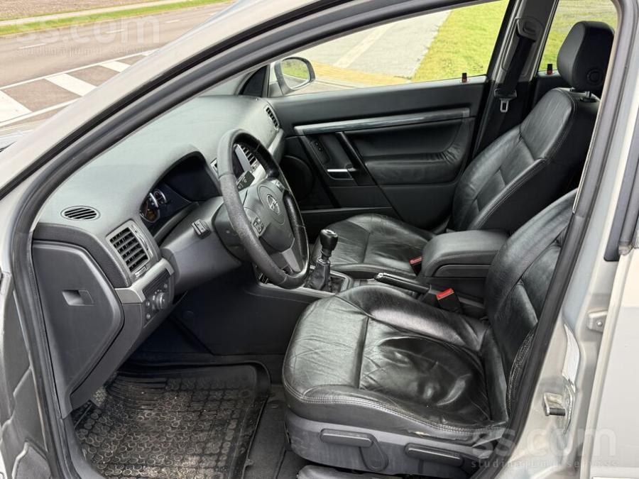 Grey Opel Vectra 2007 in Liepaja, with an engine capacity of 1.90 L and mileage of 305 thousand km for 1050 €, photo 13 on AUTOMOTO.COM.LV