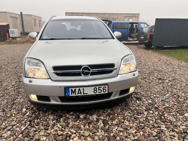 Grey Opel Vectra 2004 in Salcininkai, with an engine capacity of 2.17 L and mileage of 298 thousand km for 1950 €, photo 3 on AUTOMOTO.COM.LV