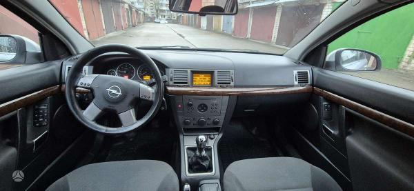 Grey Opel Vectra 2004 in Kaunas, with an engine capacity of 1.91 L and mileage of 397 thousand km for 1500 €, photo 4 on AUTOMOTO.COM.LV