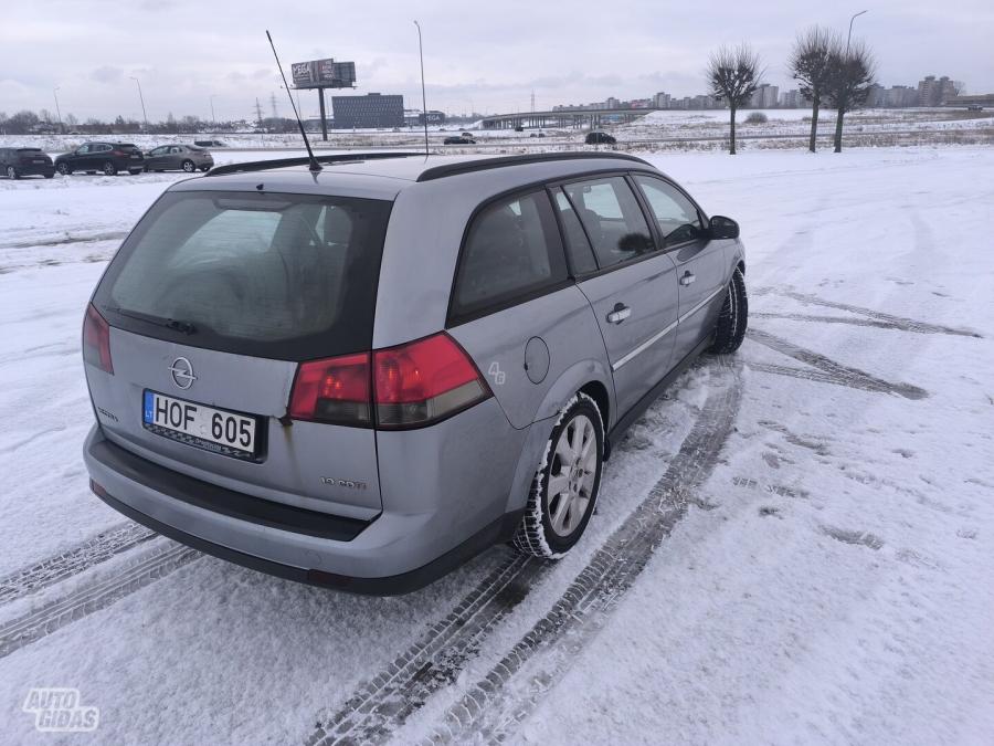 Grey Opel Vectra 2004 in Kaunas, with an engine capacity of 1.90 L and mileage of 388 thousand km for 1250 €, photo 4 on AUTOMOTO.COM.LV