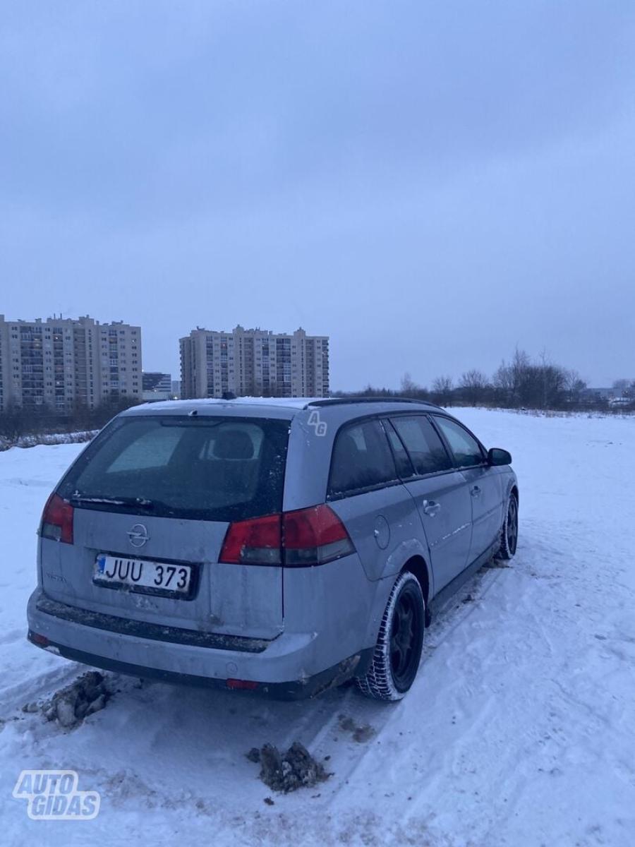 Grey Opel Vectra 2004 in Vilnius, with an engine capacity of 1.90 L and mileage of 369 thousand km for 1200 €, photo 4 on AUTOMOTO.COM.LV