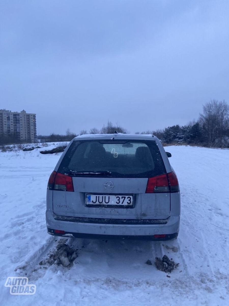 Grey Opel Vectra 2004 in Vilnius, with an engine capacity of 1.90 L and mileage of 369 thousand km for 1200 €, photo 5 on AUTOMOTO.COM.LV