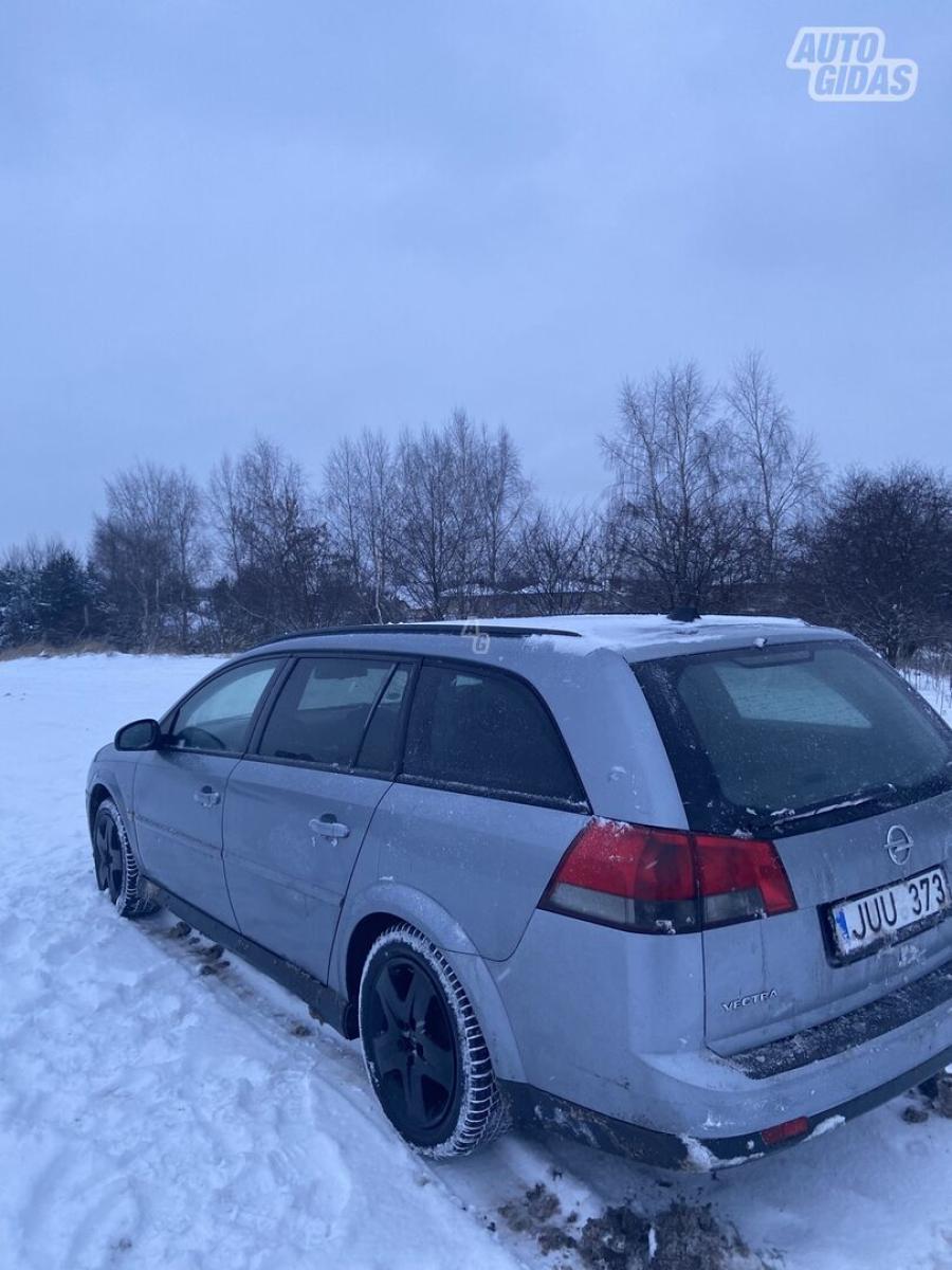 Grey Opel Vectra 2004 in Vilnius, with an engine capacity of 1.90 L and mileage of 369 thousand km for 1200 €, photo 6 on AUTOMOTO.COM.LV