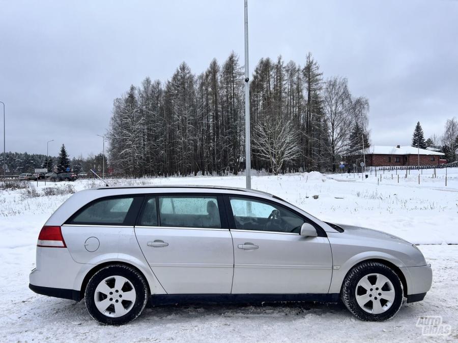 Grey Opel Vectra 2004 in Vilnius, with an engine capacity of 1.90 L and mileage of 300 thousand km for 850 €, photo 4 on AUTOMOTO.COM.LV