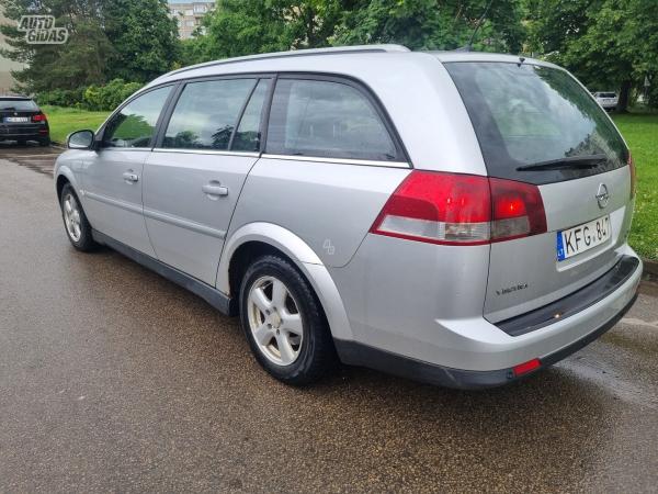 Grey Opel Vectra 2004 in Kaunas, with an engine capacity of 2.20 L and mileage of 385 thousand km for 1050 €, photo 3 on AUTOMOTO.COM.LV