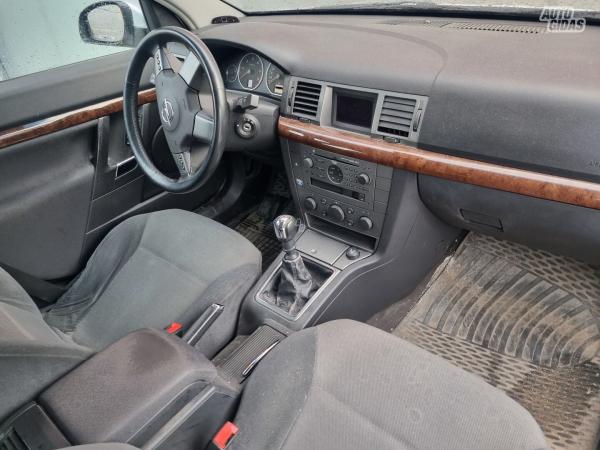 Grey Opel Vectra 2004 in Kaunas, with an engine capacity of 2.20 L and mileage of 385 thousand km for 1000 €, photo 7 on AUTOMOTO.COM.LV