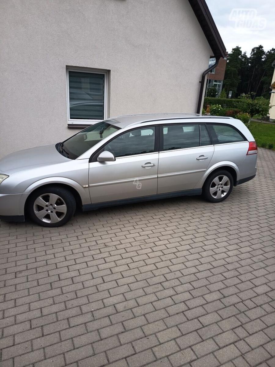 Grey Opel Vectra 2004 in Druskininkai, with an engine capacity of 2.20 L and mileage of 400 thousand km for 900 €, photo 4 on AUTOMOTO.COM.LV