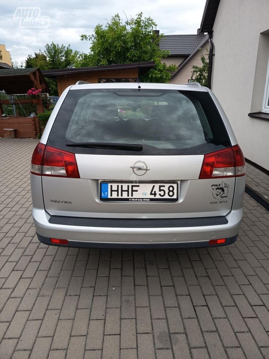 Grey Opel Vectra 2004 in Druskininkai, with an engine capacity of 2.20 L and mileage of 400 thousand km for 900 €, photo 5 on AUTOMOTO.COM.LV