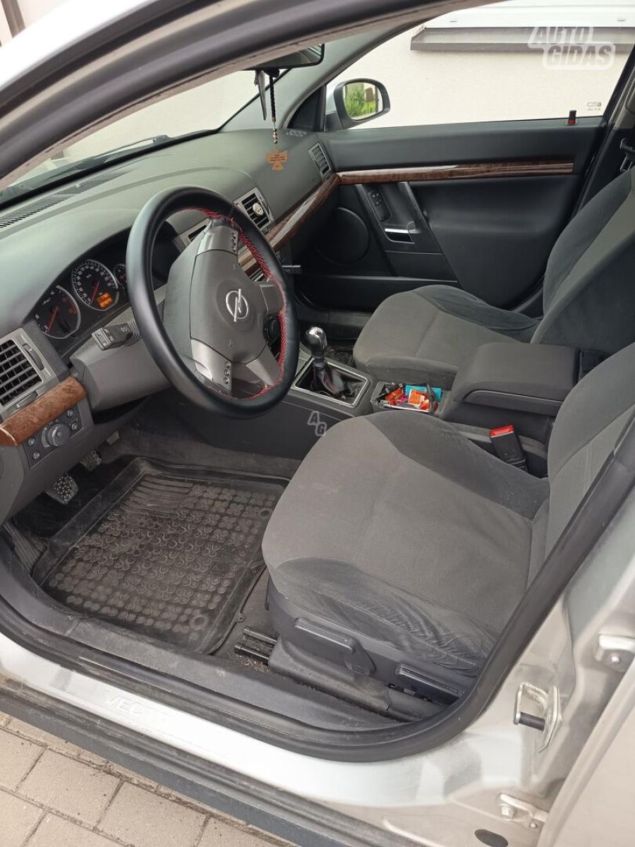 Grey Opel Vectra 2004 in Druskininkai, with an engine capacity of 2.20 L and mileage of 400 thousand km for 900 €, photo 6 on AUTOMOTO.COM.LV