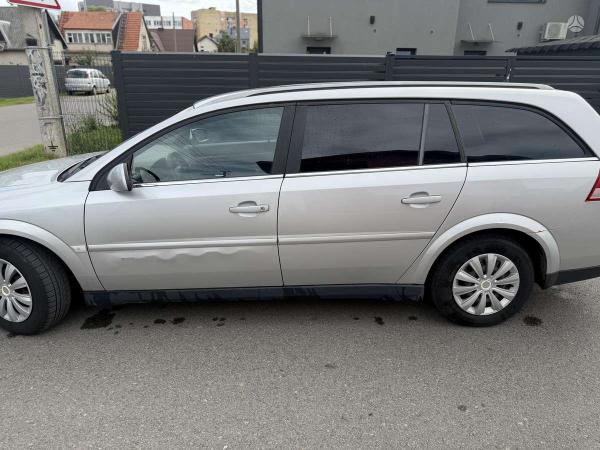 Grey Opel Vectra 2004 in Kaunas, with an engine capacity of 2.17 L and mileage of 375 thousand km for 1150 €, photo 9 on AUTOMOTO.COM.LV
