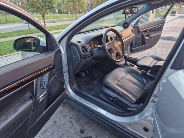 Grey Opel Vectra 2004 in Kaunas, with an engine capacity of 2.20 L and mileage of 307 thousand km for 1260 €, photo 10 on AUTOMOTO.COM.LV