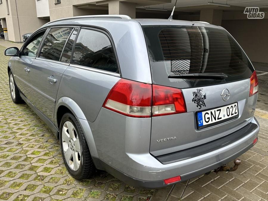 Grey Opel Vectra 2005 in Vilnius, with an engine capacity of 2.20 L and mileage of 0 thousand km for 1200 €, photo 5 on AUTOMOTO.COM.LV