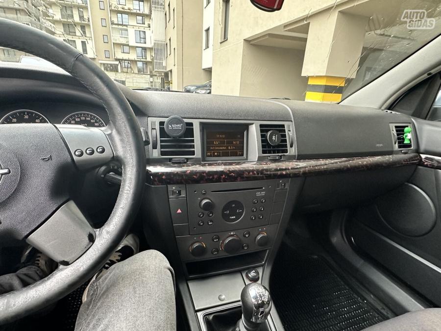 Grey Opel Vectra 2005 in Vilnius, with an engine capacity of 2.20 L and mileage of 0 thousand km for 1200 €, photo 8 on AUTOMOTO.COM.LV