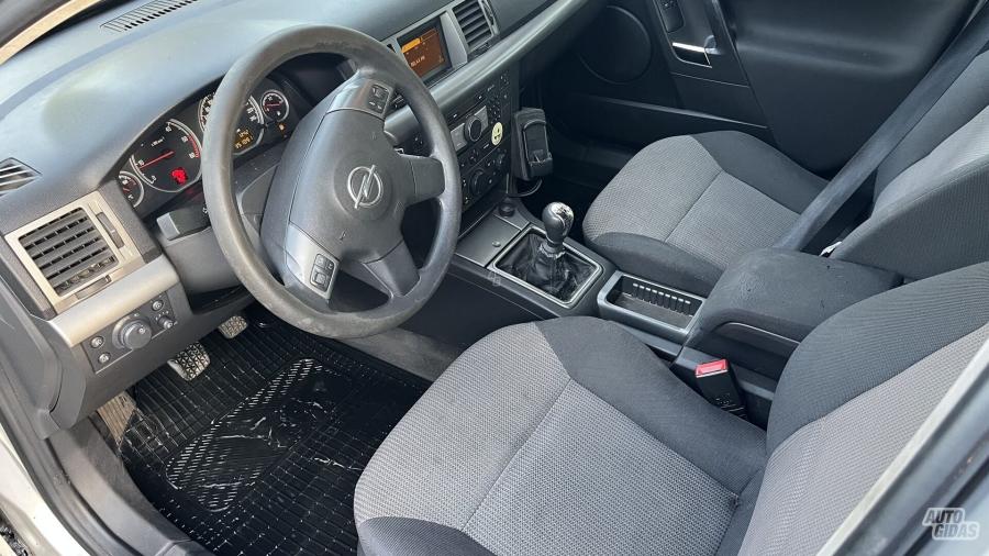 Grey Opel Vectra 2005 in Vilnius, with an engine capacity of 1.90 L and mileage of 320 thousand km for 1150 €, photo 8 on AUTOMOTO.COM.LV