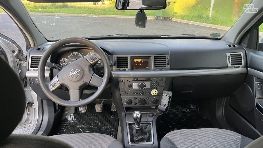 Grey Opel Vectra 2005 in Vilnius, with an engine capacity of 1.90 L and mileage of 320 thousand km for 1150 €, photo 10 on AUTOMOTO.COM.LV