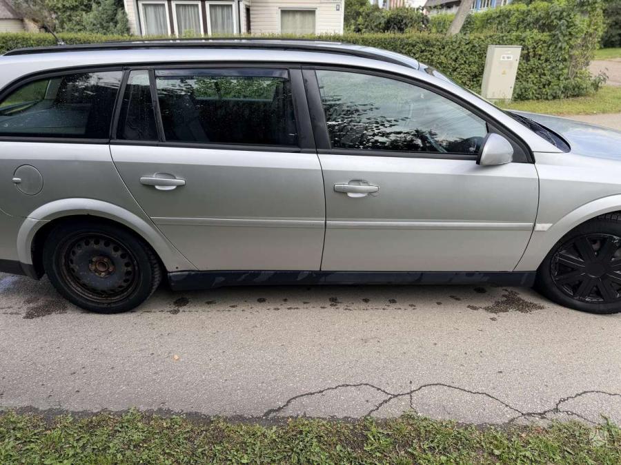 Grey Opel Vectra 2005 in Kaunas, with an engine capacity of 1.91 L and mileage of 334 thousand km for 1190 €, photo 6 on AUTOMOTO.COM.LV