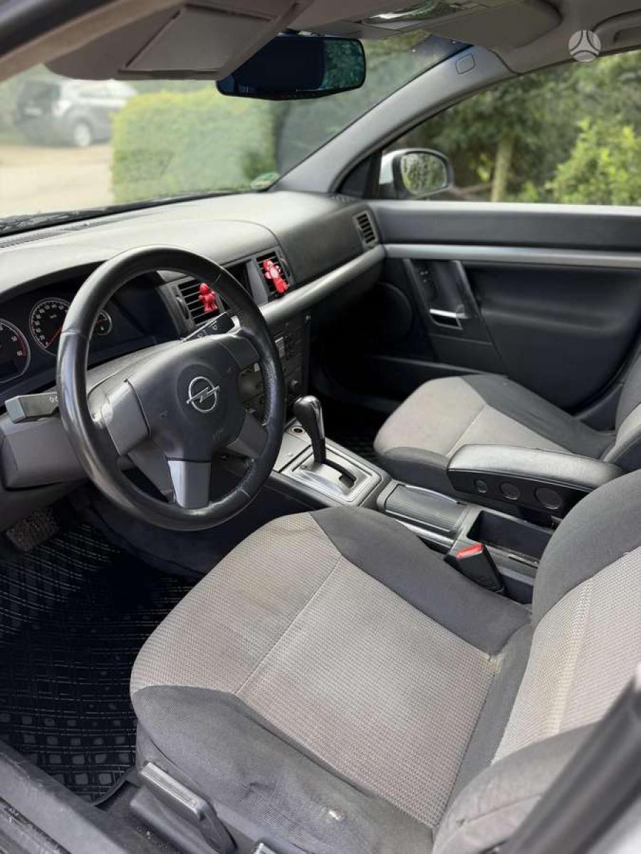 Grey Opel Vectra 2005 in Kaunas, with an engine capacity of 1.91 L and mileage of 334 thousand km for 1190 €, photo 13 on AUTOMOTO.COM.LV