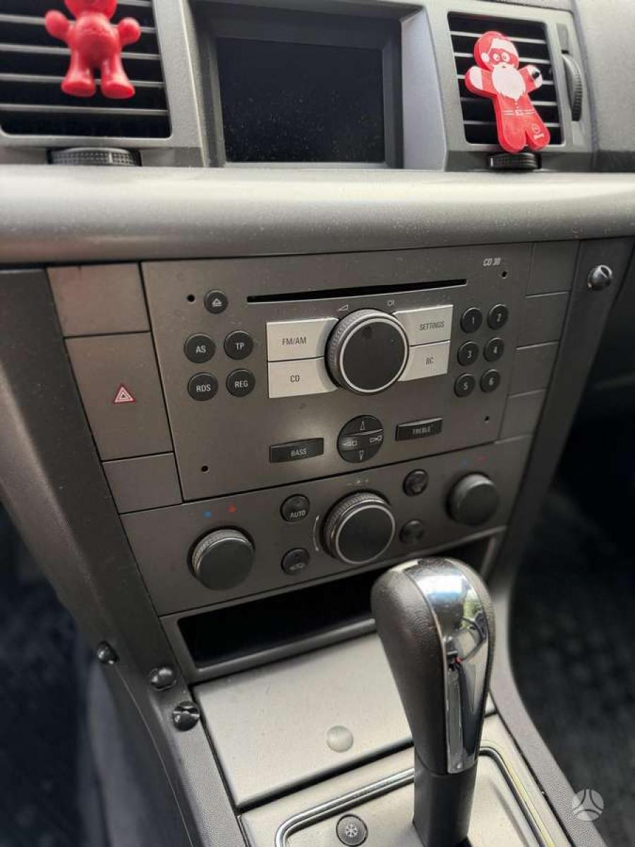 Grey Opel Vectra 2005 in Kaunas, with an engine capacity of 1.91 L and mileage of 334 thousand km for 1190 €, photo 23 on AUTOMOTO.COM.LV