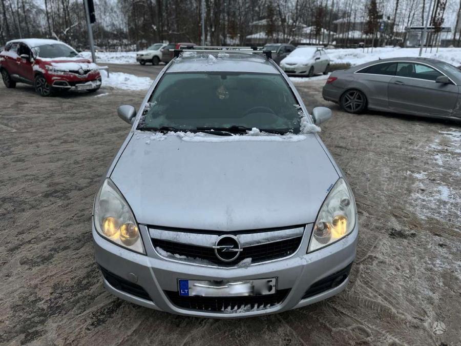 Grey Opel Vectra 2006 in Vilnius, with an engine capacity of 2.20 L and mileage of 234 thousand km for 1250 €, photo 2 on AUTOMOTO.COM.LV