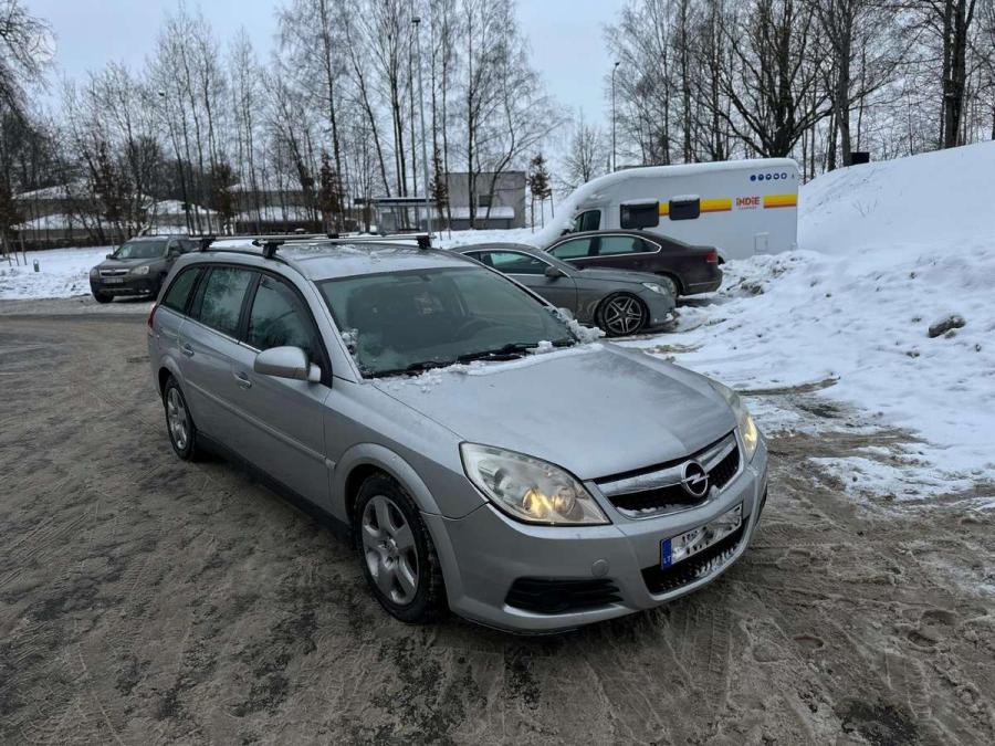 Grey Opel Vectra 2006 in Vilnius, with an engine capacity of 2.20 L and mileage of 234 thousand km for 1250 €, photo 3 on AUTOMOTO.COM.LV