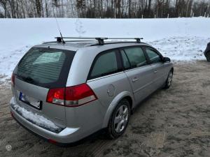 Grey Opel Vectra 2006 in Vilnius, with an engine capacity of 2.20 L and mileage of 234 thousand km for 1250 €, photo 4 on AUTOMOTO.COM.LV