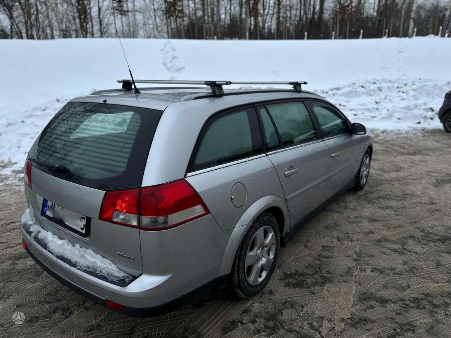 Grey Opel Vectra 2006 in Vilnius, with an engine capacity of 2.20 L and mileage of 234 thousand km for 1250 €, photo 4 on AUTOMOTO.COM.LV