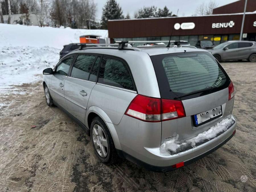 Grey Opel Vectra 2006 in Vilnius, with an engine capacity of 2.20 L and mileage of 234 thousand km for 1250 €, photo 5 on AUTOMOTO.COM.LV