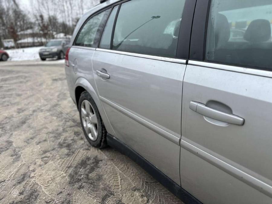 Grey Opel Vectra 2006 in Vilnius, with an engine capacity of 2.20 L and mileage of 234 thousand km for 1250 €, photo 10 on AUTOMOTO.COM.LV