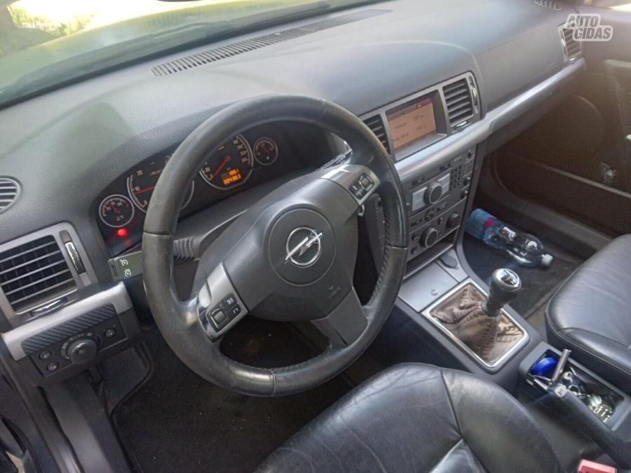 Grey Opel Vectra 2006 in Siauliai, with an engine capacity of 1.90 L and mileage of 300 thousand km for 990 €, photo 10 on AUTOMOTO.COM.LV