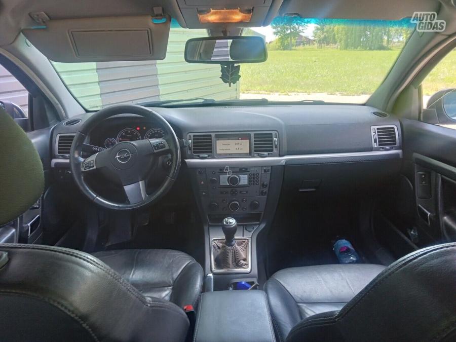 Grey Opel Vectra 2006 in Siauliai, with an engine capacity of 1.90 L and mileage of 300 thousand km for 990 €, photo 11 on AUTOMOTO.COM.LV