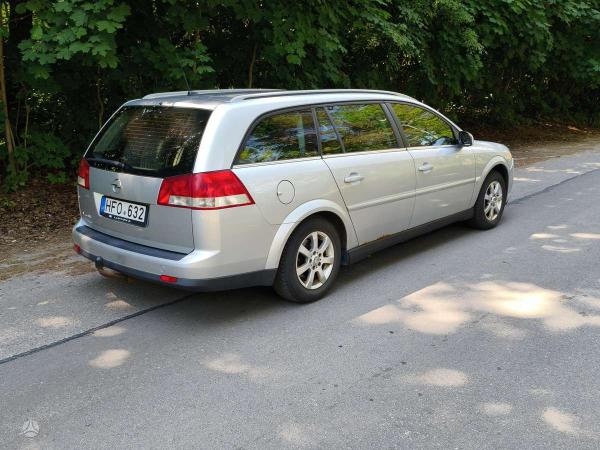 Grey Opel Vectra 2006 in Vilnius, with an engine capacity of 1.91 L and mileage of 264 thousand km for 1500 €, photo 3 on AUTOMOTO.COM.LV