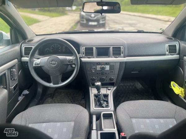 Grey Opel Vectra 2006 in Vilnius, with an engine capacity of 1.90 L and mileage of 410 thousand km for 1150 €, photo 6 on AUTOMOTO.COM.LV
