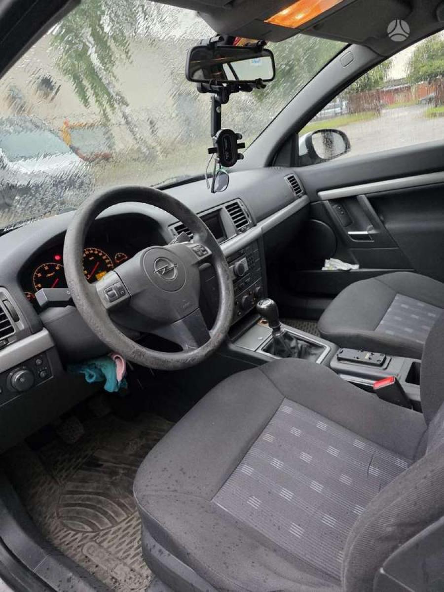 Grey Opel Vectra 2006 in Vilnius, with an engine capacity of 1.91 L and mileage of 265 thousand km for 1200 €, photo 10 on AUTOMOTO.COM.LV